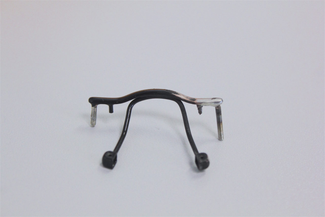 Réparation d'une monture percée. - Atelier de l'Opticien