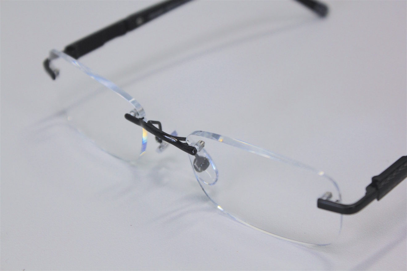Réparation d'une monture percée. - Atelier de l'Opticien