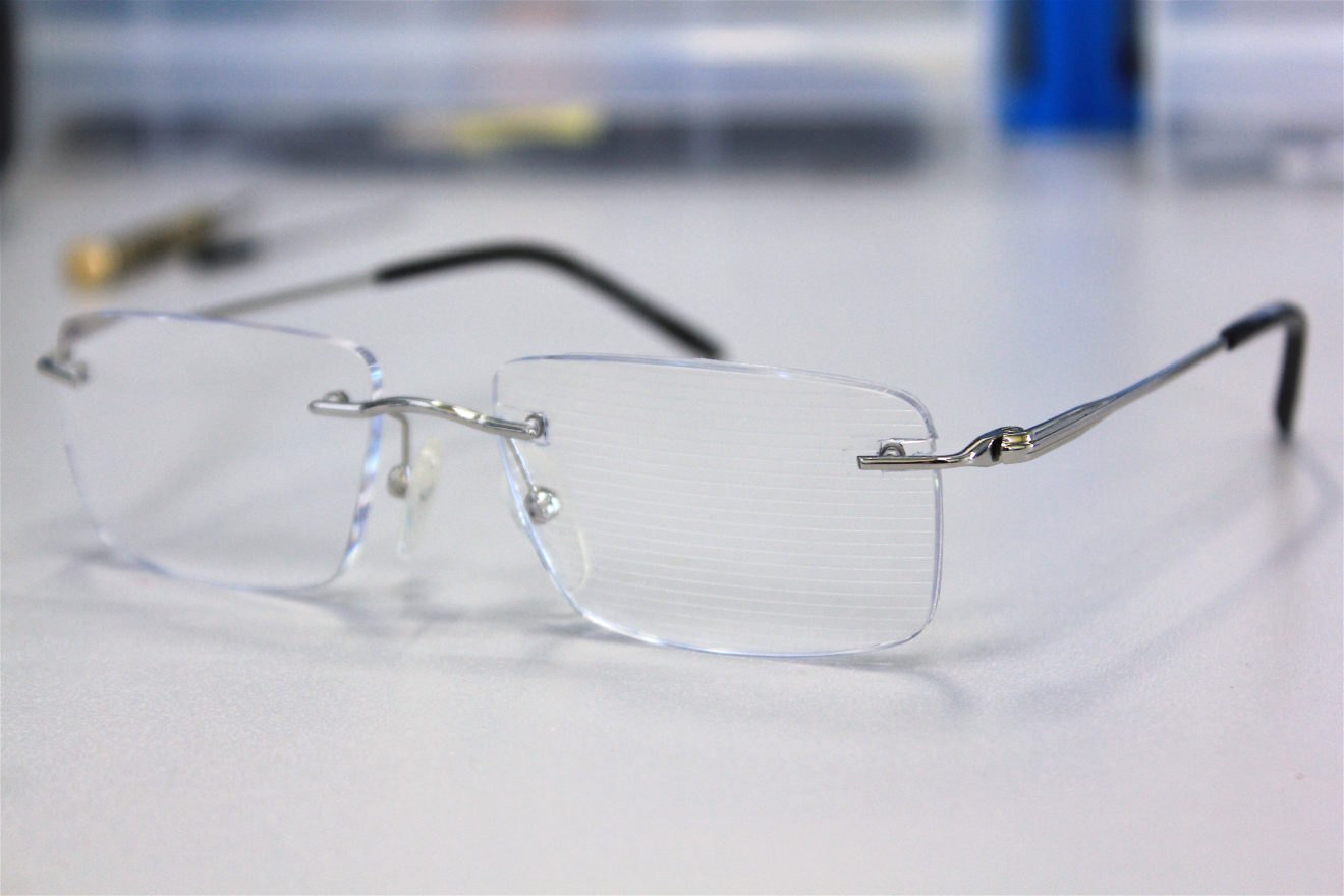 Pose d'un press-on sur monture percée. - Atelier de l'Opticien